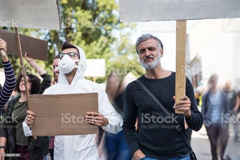 기후 변화에 대한 글로벌 파업에 플래카드와 보호복을 가진 사람들 시위에 대한 스톡 사진 및 기타 이미지 시위 군중 기후