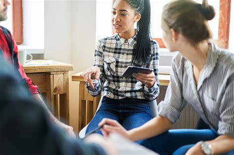 남성과 여성의 학생 정보 함께 프로젝트에 대 한 아이디어를 논의 하는 숙련 된 동료의 다양성 그룹을 설명 하는 기술을 사용 하 여 경험 코치와 레슨 하는 동안 통신의 승무원