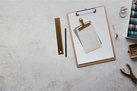 가위 옆에 종이가 있는 클립보드 사진 Unsplash의 사무실 이미지
