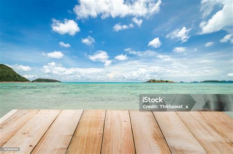 열대 해변과 바다 여름과 구름 배경과 푸른 하늘나무 테이블입니다 광고를위한 디자인 제품 브랜드를위한 아름다운 바닥 복사 공간 0명에 대한 스톡 사진 및 기타 이미지 Istock