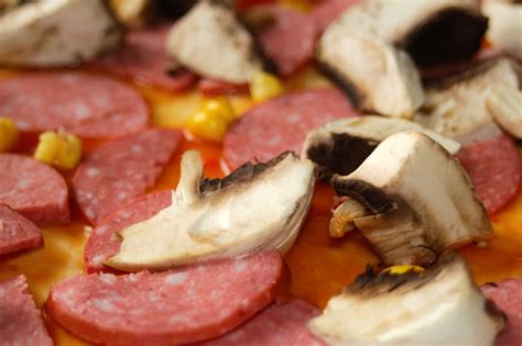 피자의 클로즈업 재료를 반죽에 집중하십시오 빨간 토마토 소스 소시지 달콤한 옥수수 수제 이탈리아 피자 가정 요리 흐리게 이탈리아 요리 배경 공간을 복사합니다 배경 초점이