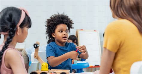 Asiatique Belle Jeune Femme Enseignante Enseignant Une Leçon à Un Enfant à Lécole Des Femmes