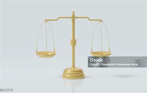 옅은 색 배경에 황금 정의 스케일 정의와 공정성의 개념 3d 렌더링 일러스트레이션 판결에 대한 스톡 사진 및 기타 이미지 판결 3차원 형태 저울 Istock