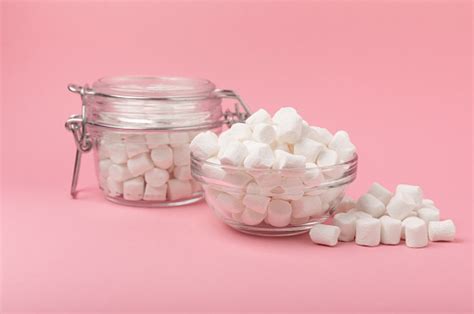 유리 그릇에 마시멜로와 분홍색 배경에 항아리 간식을위한 과자와 스낵 쫄깃한 사탕 클로즈업 공간을 복사합니다 텍스트를위한 장소 0명에 대한 스톡 사진 및 기타 이미지 Istock