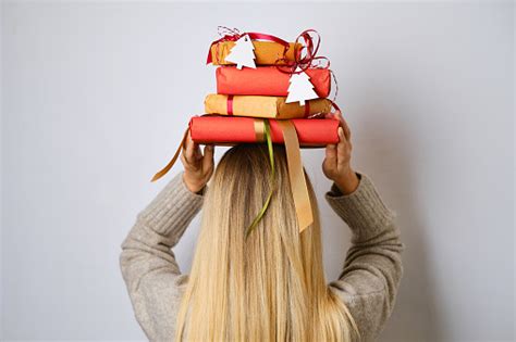 크리스마스는 여성의 손에 선물 기프트 박스 클로즈업 행복한 휴가 권투 의 날 크리스마스와 새해 파티에 대한 놀라움 마법의 시간