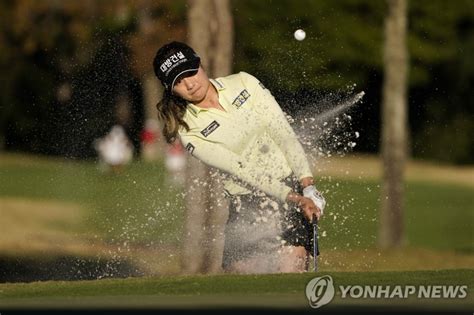 포토 Us여자오픈 1라운드서 벙커샷하는 디펜딩 챔피언 이정은