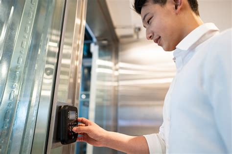 대만 남자 사무실 문을 여는 코드를 입력 문에 대한 스톡 사진 및 기타 이미지 문 사업가 열기 Istock