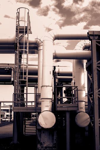 석유 산업 공장의 파이프 라인 및 파이프 랙 해양 산업 석유 및 가스 생산 석유 파이프 라인 0명에 대한 스톡 사진 및 기타 이미지 Istock