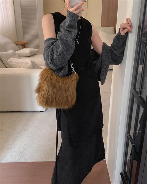 크렘므 톤온톤 믹스 원사의 섬세한 디테일이 돋보이는 레온 울 코트 Top 피나타 스트라이프 셔츠 Bottom CrÈme Archive 맥클린 워싱 데님