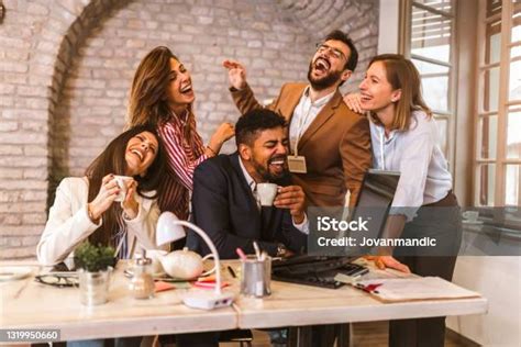 비즈니스 프로젝트 팀은 노트북을 사용하여 사무실의 회의실에서 함께 작업합니다 25 29세에 대한 스톡 사진 및 기타 이미지 25 29세 30 34세 5명 Istock