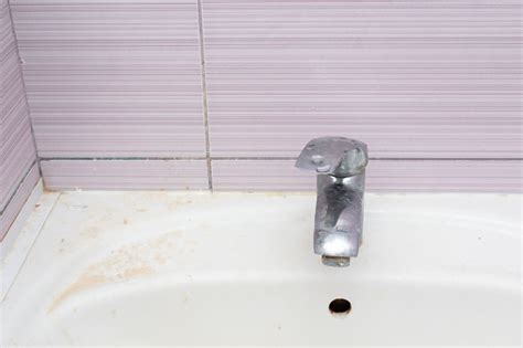 녹슨 더러운 싱크대가있는 수도꼭지가 닫힙니다 크롬 수도꼭지 세면대 위생 개념입니다 손 청소 0명에 대한 스톡 사진 및 기타