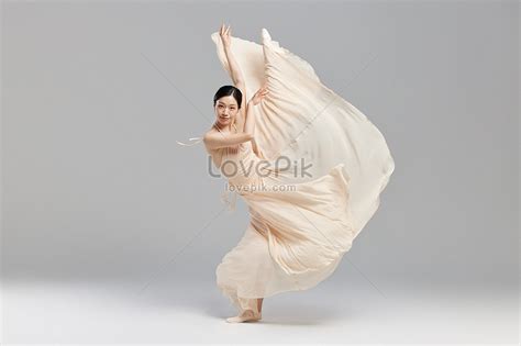 여성 댄서들은 긴 치마를 춤추고 있습니다 사진 무료 다운로드 Lovepik