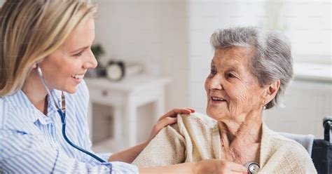 집에서 청진기를 가진 노인 여성을 검사하는 젊은 건강 방문자 사진 Unsplash의 노인 건강 이미지