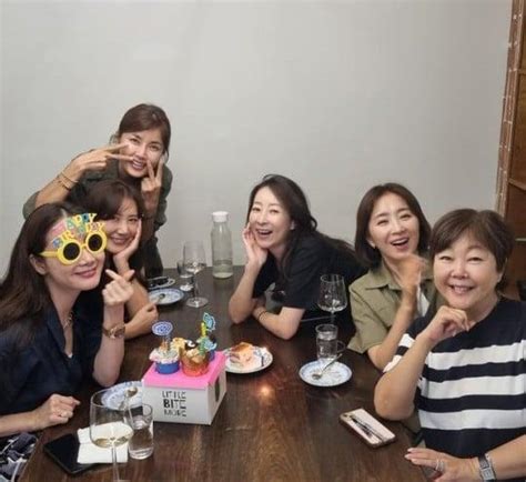 Gong Hyo Jin Dự Thôi Nôi Con Gái Honey Lee Choi Ji Woo đón Sinh Nhật Tuổi 49 Cùng Hội Bạn Nổi