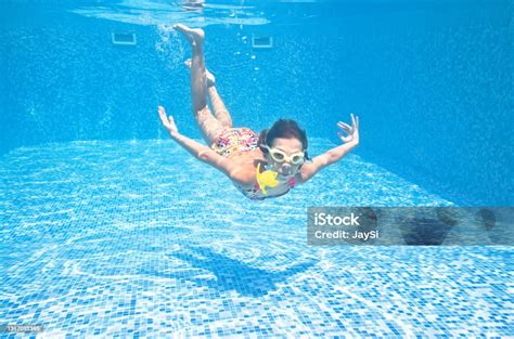 수영장에서 수영하는 어린이 활동적인 소녀 다이빙 및 가족 휴가에 물 어린이 피트니스 및 스포츠에서 즐거운 시간을 보내고 있습니다 14 15 살에 대한 스톡 사진 및 기타