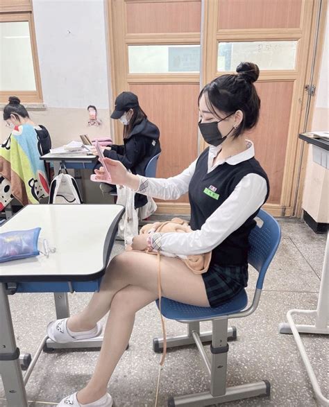 Quick saves에 있는 KYOU님의 핀 2024 화려한 여성 아름다운 소녀들 여자 교복