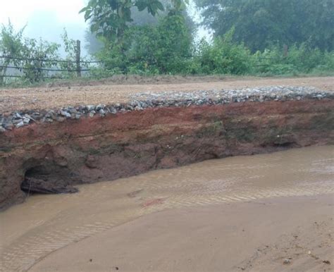 ဥတ္တရသီရိမြို့နယ်၌ မိုးသည်းထန်စွာရွာသွန်းမှုကြောင့် ကျေးရွာနှစ်ရွာဆက်သွယ်ထားသည့်လမ်း ‌ချောင