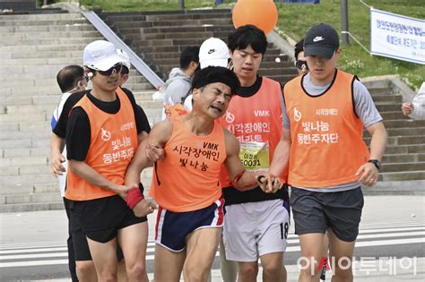포토 끝까지 함께 완주하는 시각장애인 선수와 가이드 러너 아시아투데이 포토 끝까지 함께 완주하는 시각장애인 선수와 가이드 러너 아시아투데이