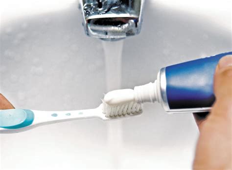 칫솔에 물 묻히면 치아 세정력 떨어져 당신의 건강가이드 헬스조선