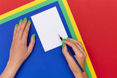 여러 가지 빛깔의 배경에 녹색 손톱이있는 빈 엽서 위에 파란색 연필을 들고있는 여성의 손을 닫습니다 배경 주제에 대한 스톡 사진 및 기타 이미지 Istock