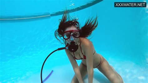 Big Ass Babe Masturbating In Water Eporner