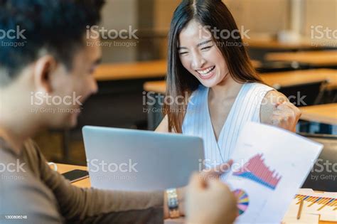 성공적인 프로젝트 또는 홍보 현대 사무실의 비즈니스 목표에 보람 성공적인 비즈니스 개념에 대한 좋은 행동에 아시아 사업가에 축하 보스의 후방 보기 2명에 대한 스톡 사진 및