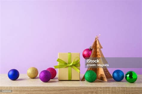 보라색 배경 위에 나무 선반에 선물 상자와 장식이 있는 크리스마스 휴가 배경 트렌디 한 다채로운 인사말 카드 보라색에 대한 스톡 사진 및 기타 이미지 Istock
