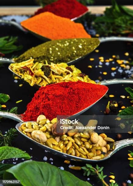 어두운 배경에 요리를위한 다채로운 다양한 허브와 향신료 거리에 대한 스톡 사진 및 기타 이미지 거리 건강한 생활방식 건강한 식생활 Istock