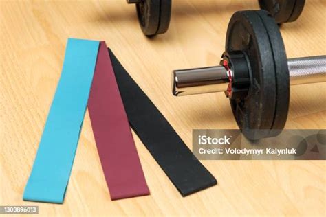 집에서 바닥에 아령과 탄성 밴드 잠금 중에 착용할 수 있습니다 근력 훈련을 위한 피트니스 장비 건강한 생활방식에 대한 스톡 사진