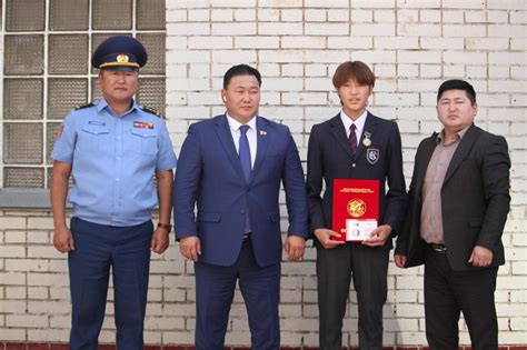 Гурван давхраас унах гэж байсан хүүхдийн амийг аварсан Г Батмөрөнг