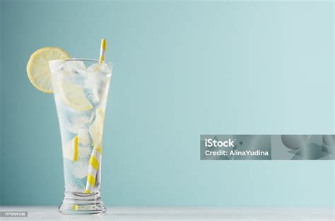 레몬 얼음 조각 소다 흰색 나무 테이블에 안개 유리에 노란색 줄무늬 빨대 파스텔 녹색 색상 배경과 수제 다이어트 투명 레모네이드 반짝이는에 대한 스톡 사진 및 기타 이미지