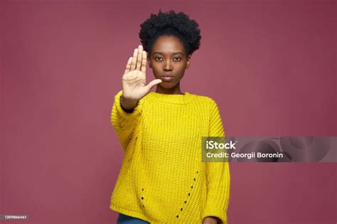 인종 차별에 항의하는 심각한 젊은 아프리카 계 미국인 소녀가 중지 제스처를 보이고 있습니다 흑인의 생명도 소중하다 그만해 손짓에 대한 스톡 사진 및 기타 이미지 Istock