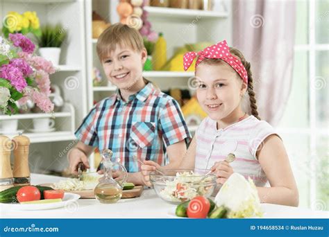 Hermano Y Hermana Lindos Cocinando Juntos En La Cocina Foto De Archivo Imagen De Alegre