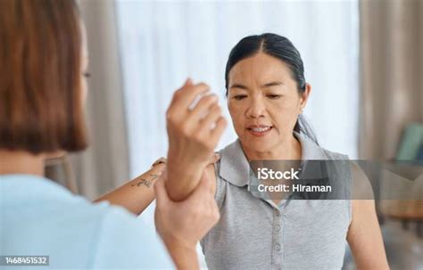 여성 물리 치료사 상담 및 부상 후 팔 회복을위한 물리 치료 의료 의료 및 아시아 여성은 클리닉에서 재활 스트레칭 및 물리 치료를 위한 의사와 함께합니다 25 29세에 대한