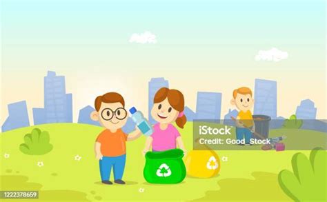 플라스틱 쓰레기를 수집하고 도시와 푸른 하늘 배경에 폐기물을 분리 하는 웃는 아이 들 폐기물 선별 관리 개념 재활용 생태 만화 플랫 벡터 일러스트레이션 아이에 대한 스톡