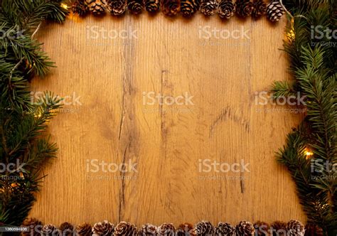 나무 배경에 장식 크리스마스 나뭇가지와 콘 휴일 개념 플랫 레이 0명에 대한 스톡 사진 및 기타 이미지 0명 12월 갈색 Istock