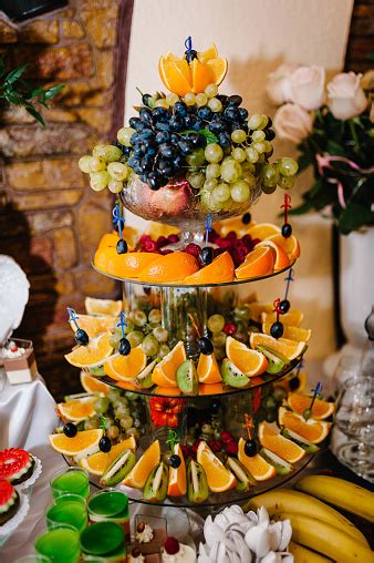 신선한 이국적인 유기농 과일 뷔페 테이블의 접시에 가벼운 간식 다양한 미니 진미와 스낵 레스토랑 음식 이벤트 파티 를 위한