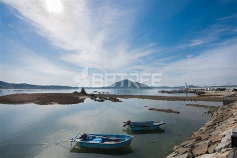 작은 항구의 풍경 바다 모모 사진 풍경 자연 연안 서해 여름 항구 여행 바다 섬 구름 경치 배 경관 등대 하늘 해무 교통 안개 어선