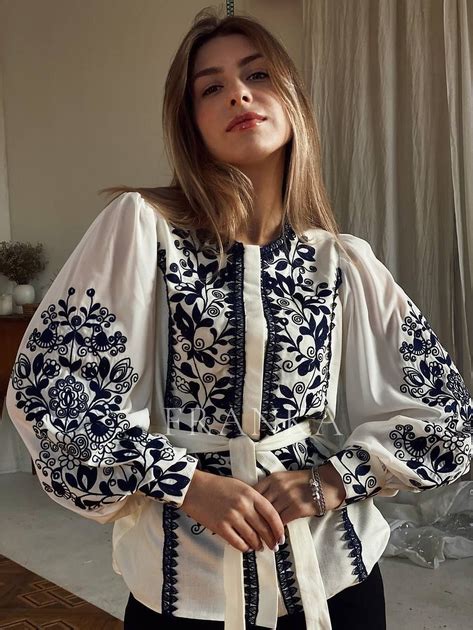 Ексклюзивна жіноча вишиванка з темно синьою вишивкою гладдю Тамерлана на молочному домотканому