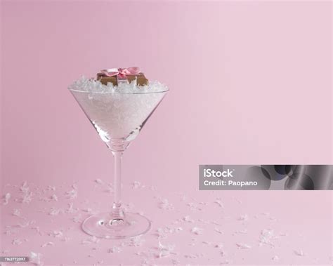 파스텔 핑크 배경에 마티니 유리에 선물 상자와 눈 최소한의 크리스마스 또는 새해 개념입니다 0명에 대한 스톡 사진 및 기타 이미지 Istock
