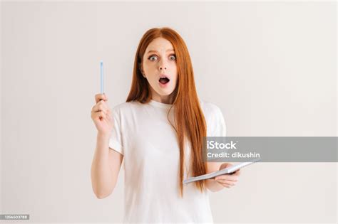 행복한 빨간 머리 젊은 여성의 스튜디오 초상화는 흰색 고립 된 배경에 서 카메라를보고 일기와 펜을 들고 입을 엽니 다 계획에 대한 스톡 사진 및 기타 이미지 Istock