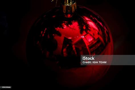 반짝이와 반짝이 광채와 빨간색 크리스마스 공의 수평 보기 보케 크리스마스 카드 2021 2022 반사된 사람 0명에 대한 스톡 사진 및 기타 이미지 Istock