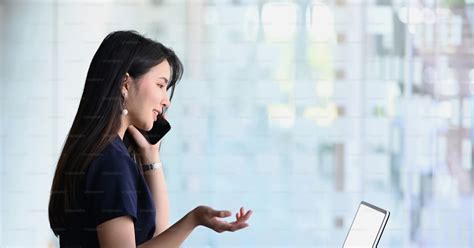 젊은 아시아 사업가가 편안한 직장에 앉아 휴대전화로 통화하는 모습 사진 Unsplash의 태국 이미지