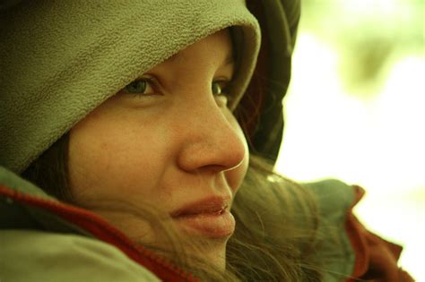 무료 이미지 손 남자 사람 소녀 여자 사진술 남성 초상화 녹색 색깔 어린이 표정 미소 입 닫다