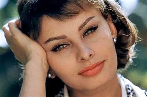 Looks Nothing Like Her Old Self 88 Year Old Sophia Loren Barely
