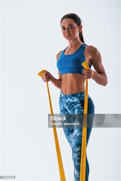 노란색 저항 밴드 흰색 배경에 대해 고립 된 슬림 한 체형을 가진 젊은 여성 20 24세에 대한 스톡 사진 및 기타 이미지 20 24세 가냘픈 강사 Istock