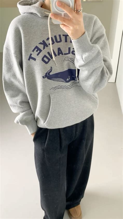 아이팜므 다음주 신상 미리보기 탄탄한 소재감의 카라티에요 얇지 않은 두께감과 손목 밑단에도 시보리 처리 되어 있어 자연스러운 핏이 잡혀 깔끔하게 착용