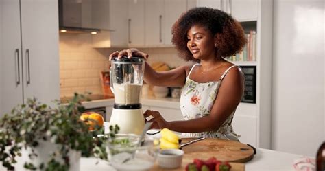 여성 블렌더 건강한 스무디를 집에서 영양 음료 해독 혜택 및 체중 감량 과정 자연식 단백질 쉐이크 및 소화 건강을 위한 사람 기계 및 유기농 음료 25 29세에 대한 스톡