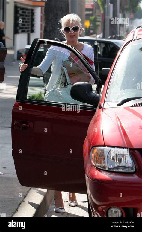 Paris Hilton Lookalike Fools The Paparazzi The Convincing Blonde Who