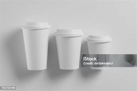 흰색 배경에 고립 된 흰색 뚜껑이 있는 종이 화이트 커피 컵 모형에 대한 스톡 사진 및 기타 이미지 모형 컵 형판 Istock